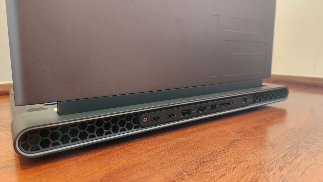 Review: Alienware M16 R1 é um notebook gamer de respeito